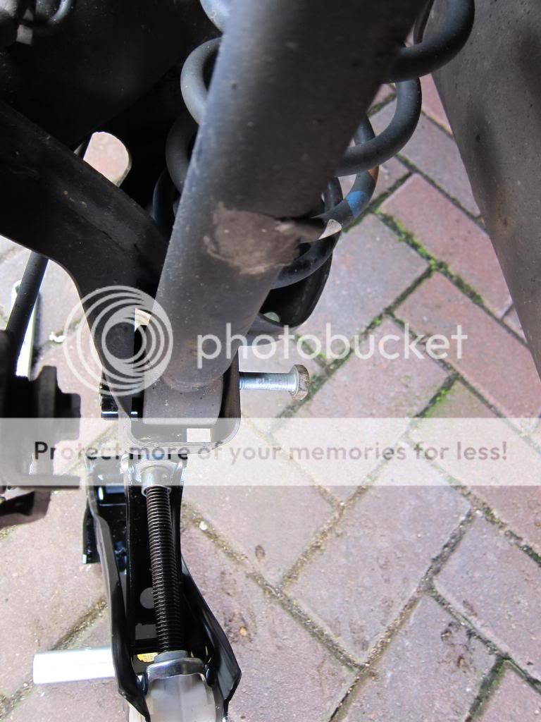 Changing front offside coil spring on Fabia 2 - Skoda Fabia Mk II (2007 ...