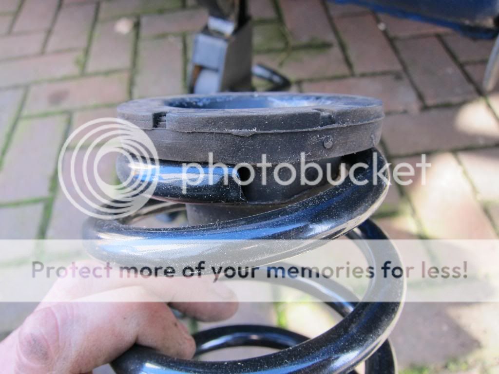 Changing front offside coil spring on Fabia 2 - Skoda Fabia Mk2 (2007 ...